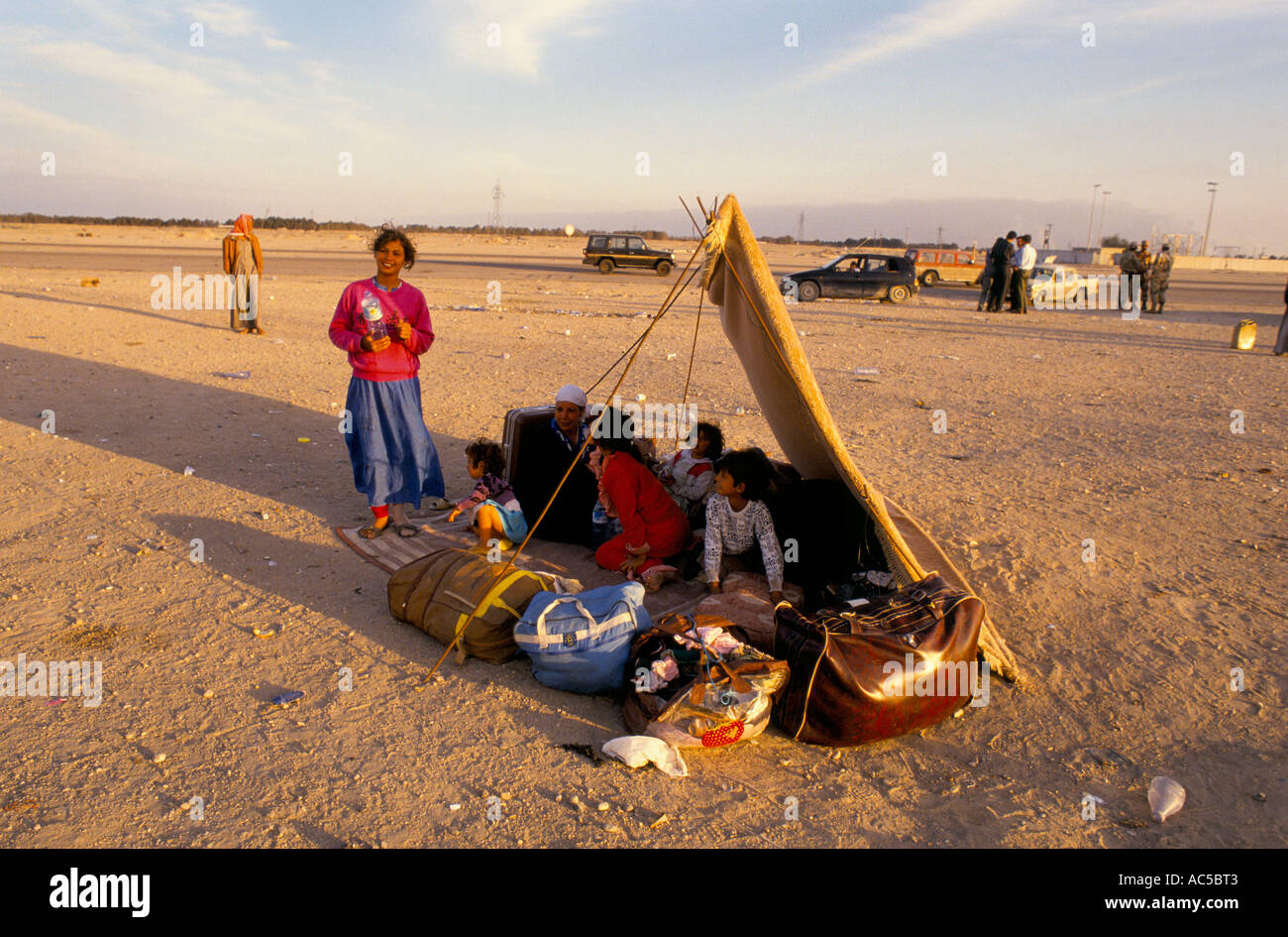 Kuwait border hi-res stock photography and images - Alamy