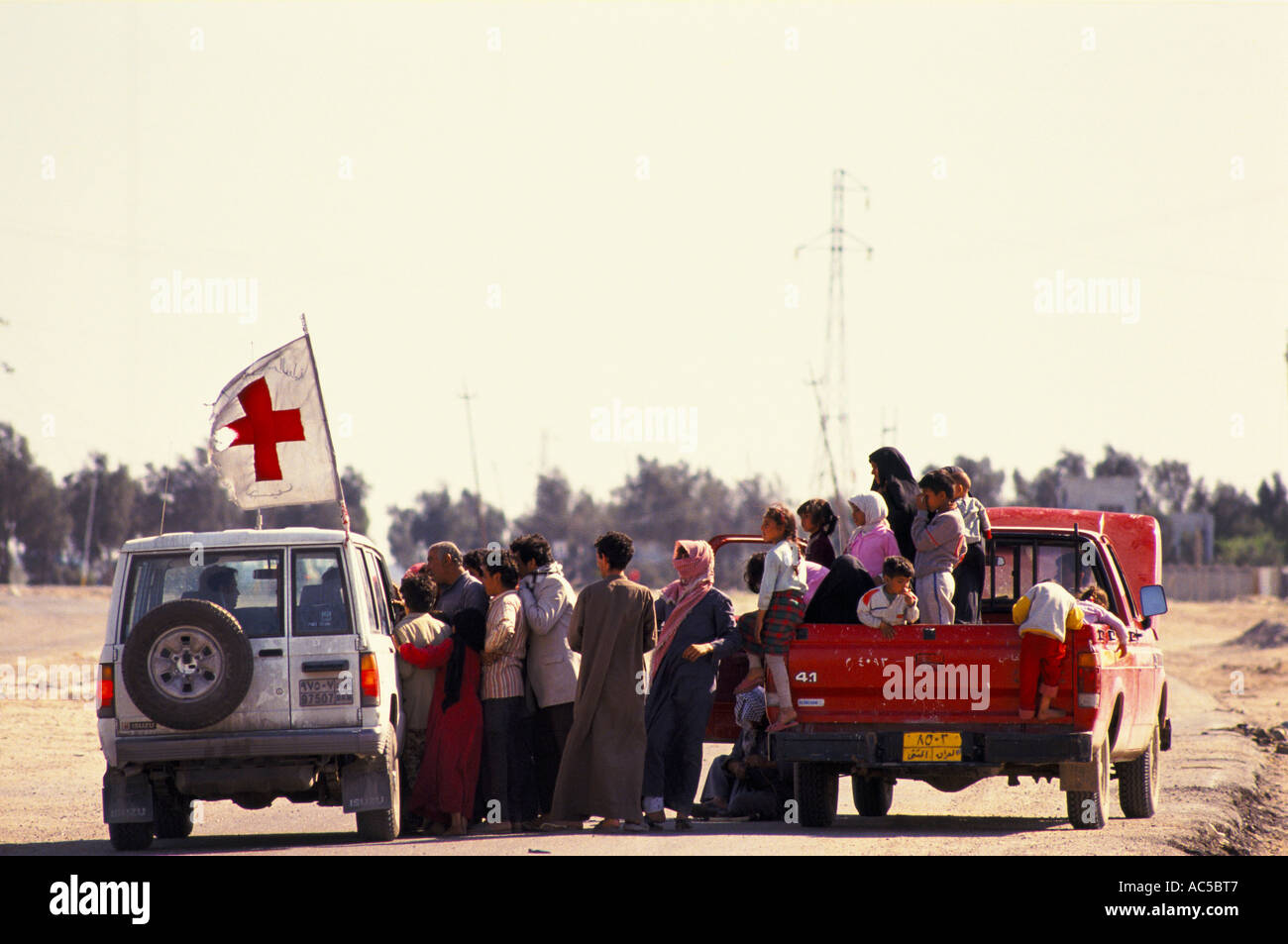 Refugee people desert hi-res stock photography and images - Alamy
