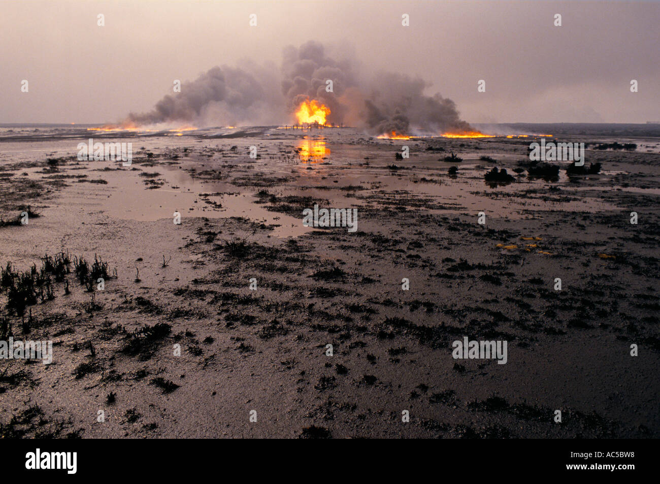 Kuwait Oil Fire High Resolution Stock Photography and Images - Alamy