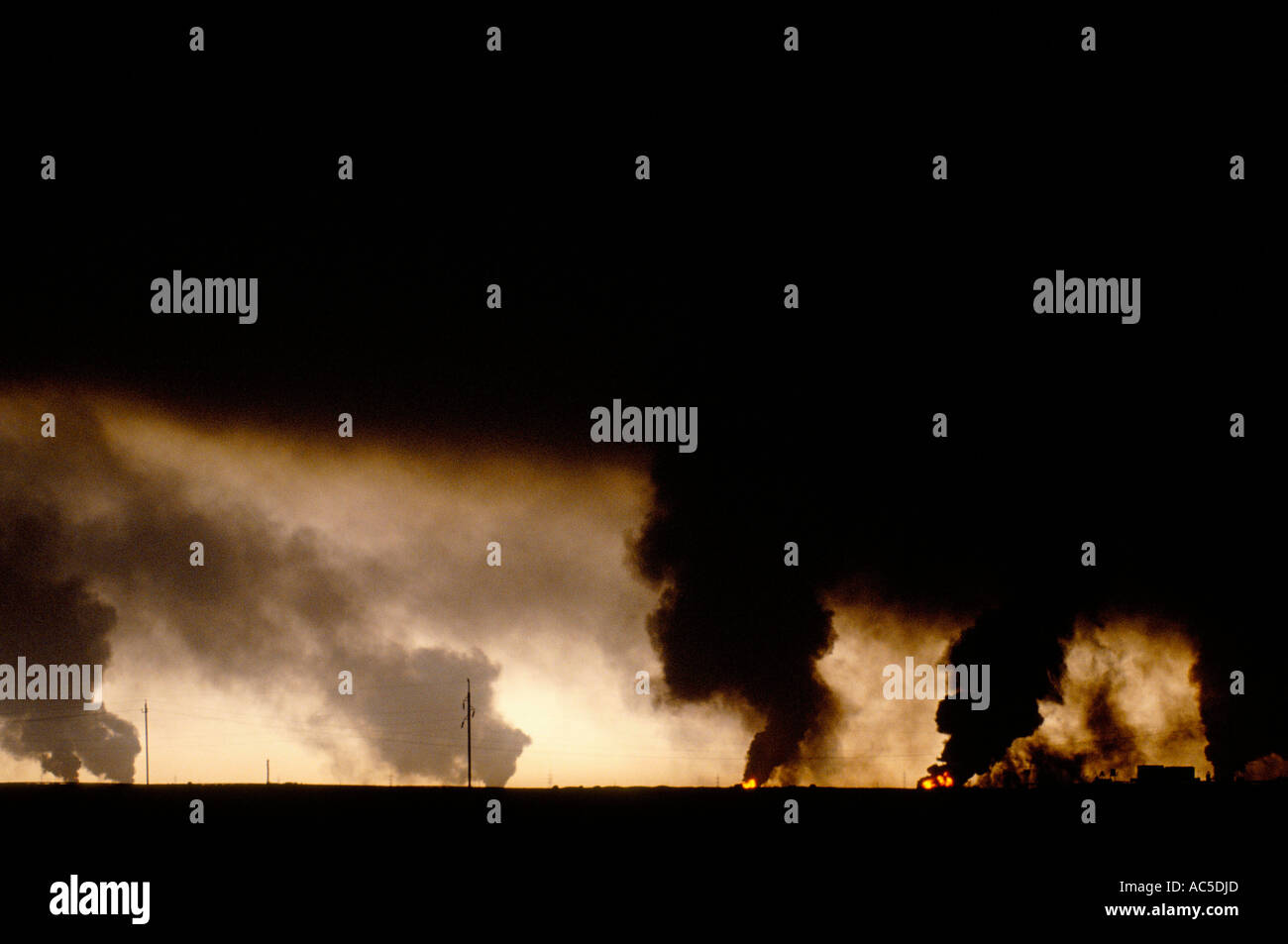Burning oil fields kuwait hi-res stock photography and images - Alamy