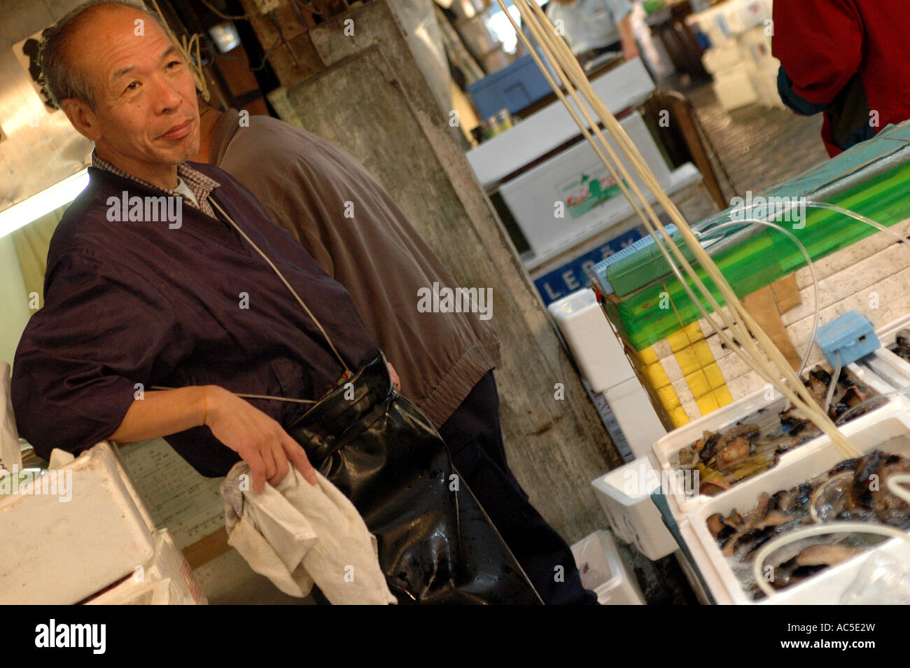 A vendor at the Tsukiji fish market, Tokyo Japan Stock Photo - Alamy