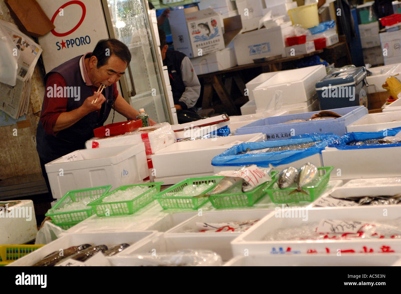 A vendor having breakfast at the Tsukiji fish market, Tokyo Japan Stock ...