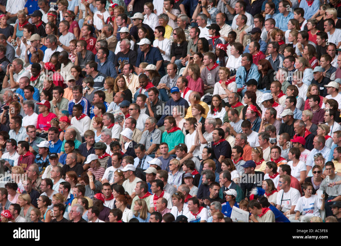BIRDSEYE VIEW OF CROWD OF SPECTATORS Stock Photo - Alamy