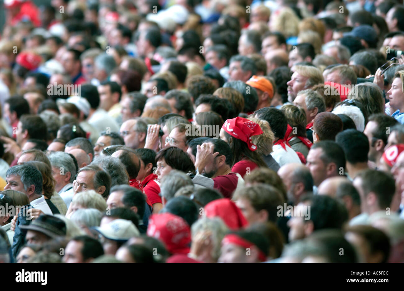 BIRDSEYE VIEW OF CROWD OF SPECTATORS Stock Photo - Alamy