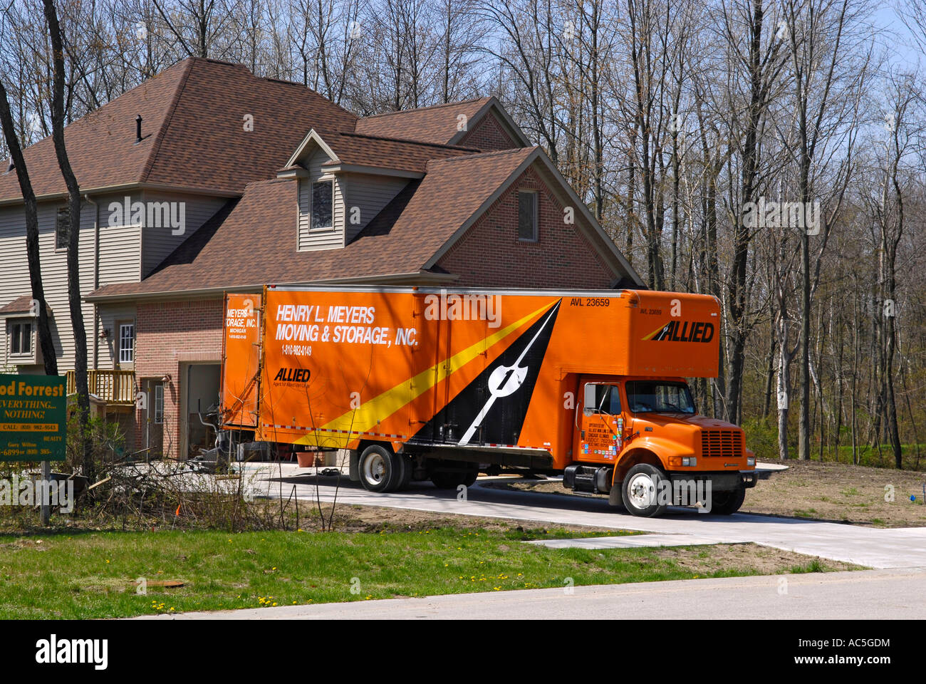 Truck hauling house hi-res stock photography and images - Alamy
