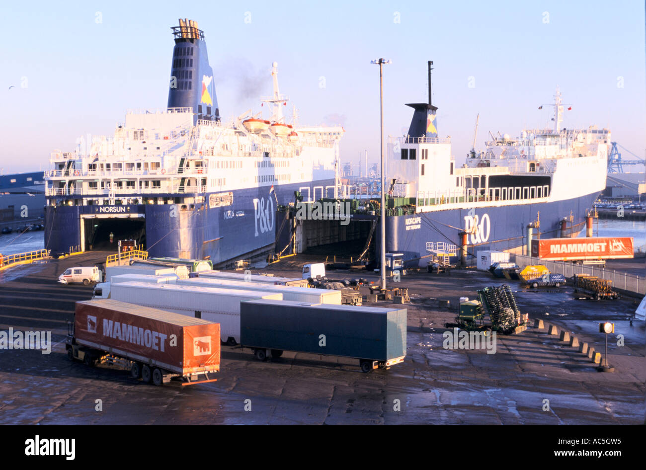Mammoet lorry hi-res stock photography and images - Alamy