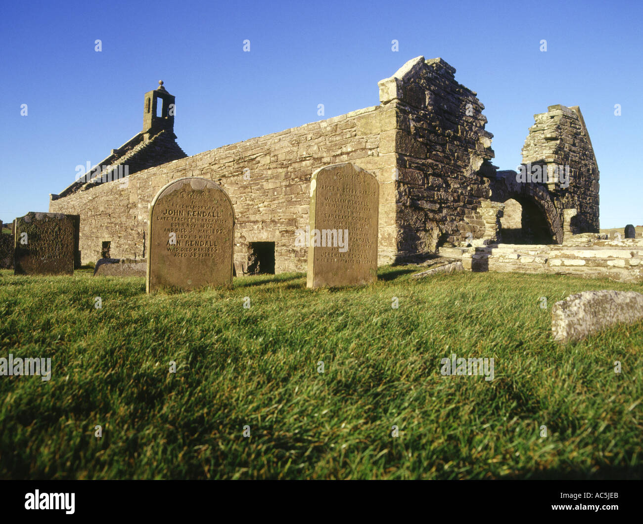 dh Pierowall WESTRAY ORKNEY Lady Kirk church and graveyard Stock Photo ...