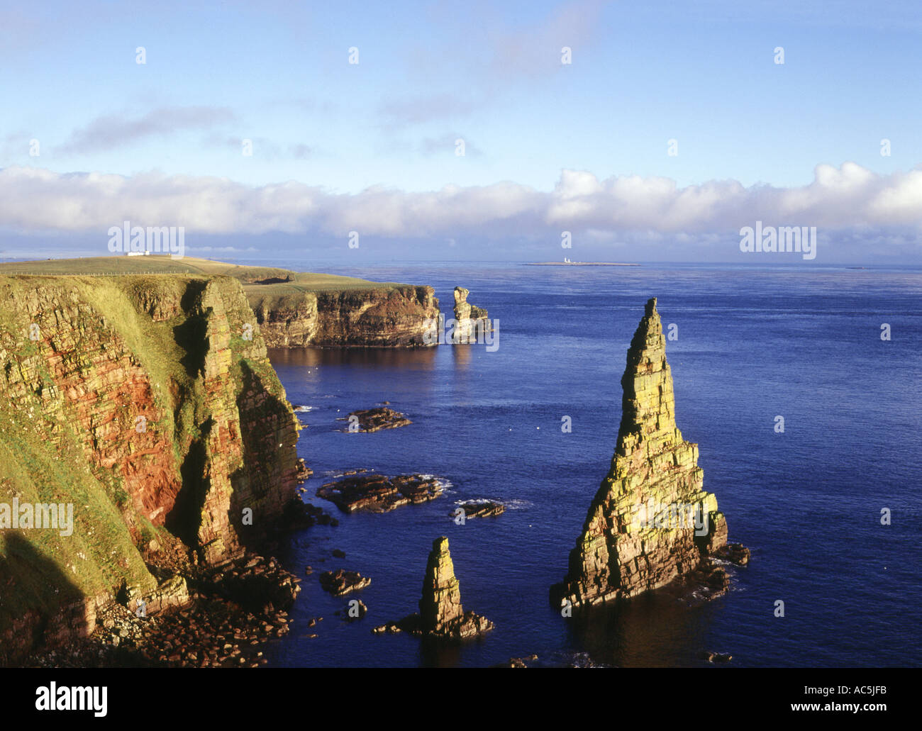 dh DUNCANSBY HEAD CAITHNESS Stacks of Dunscansby and The Knee north ...