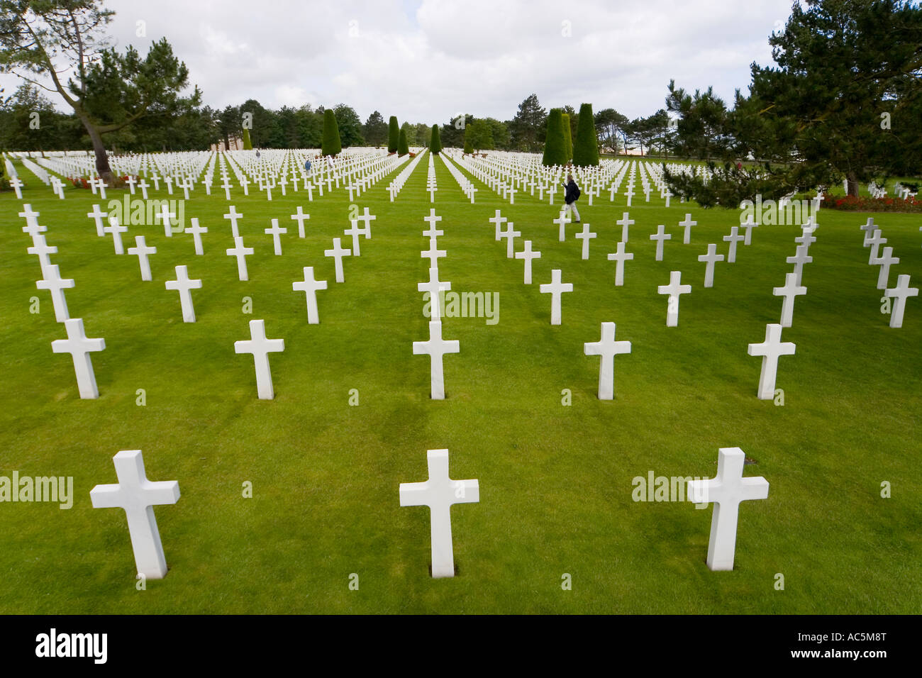 Graves of World War 2 US soldiers who paid the ultimate price in the ...