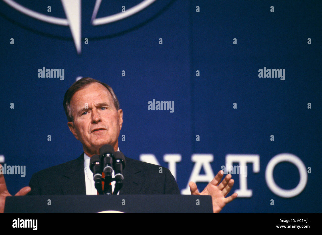 George bush hand hi-res stock photography and images - Alamy
