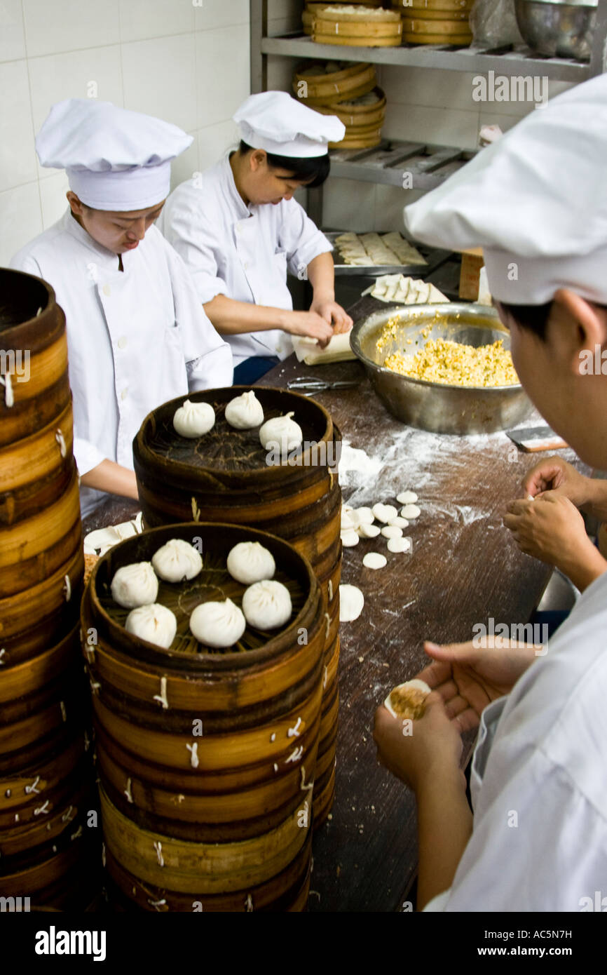 Making Xiaolong Bao Nanxiang Dumpling House Yuyuan Bazaar Old Town ...