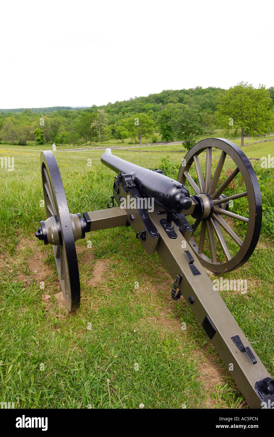 Cannons on the battlefield at the Gettysburg National Battlefield and ...