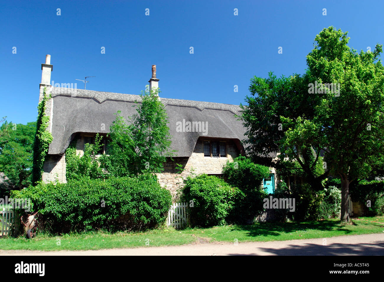 Thatched Cottage at Ashton near Peterborough, England Stock Photo - Alamy