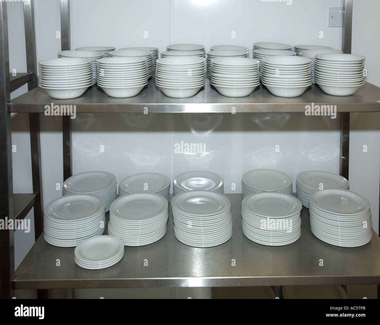 Stacks plates on restaurant hi-res stock photography and images - Alamy