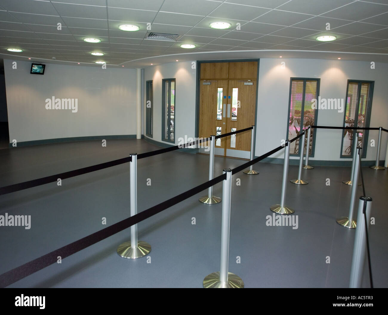 queue ropes at entrance Stock Photo - Alamy