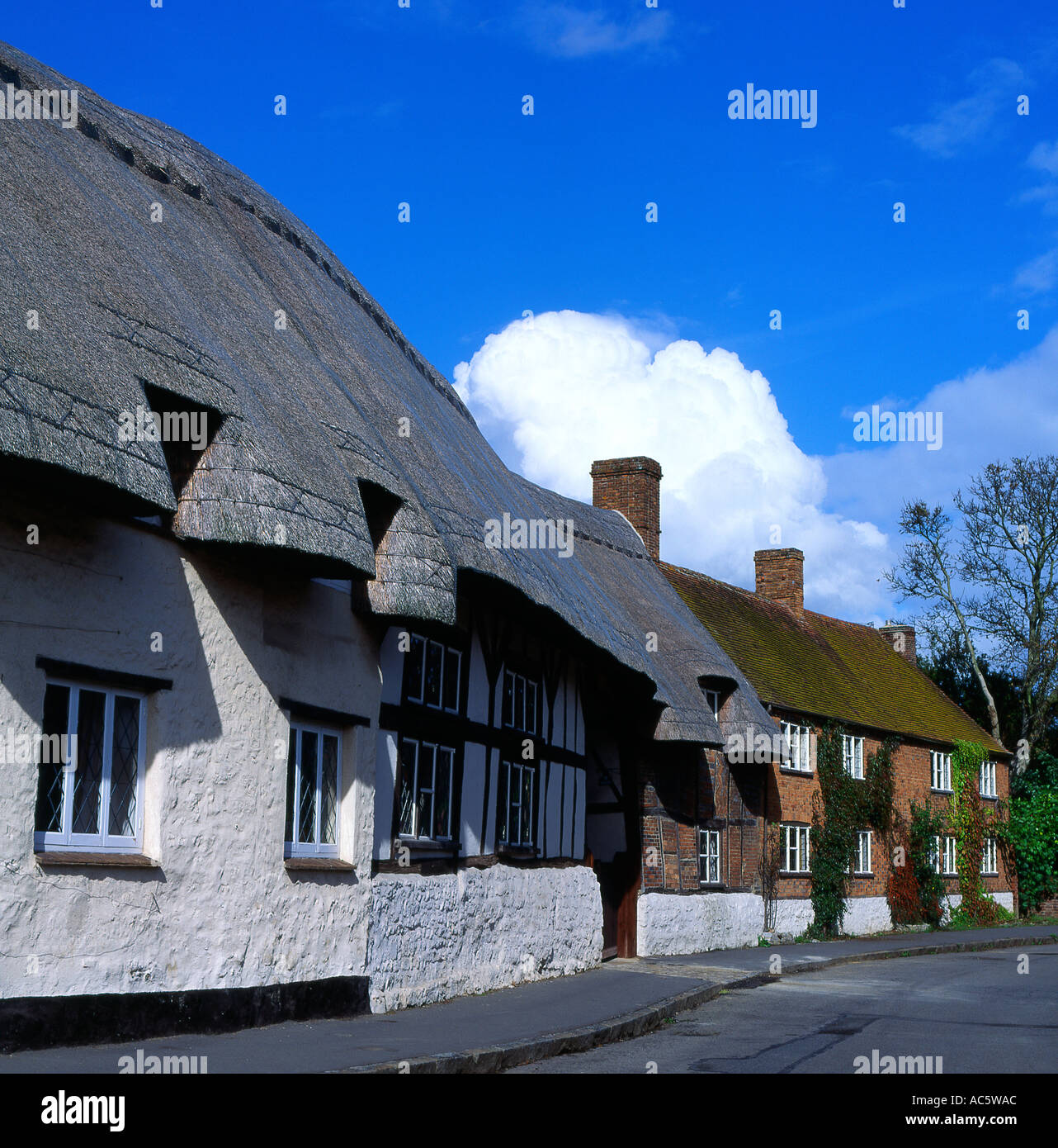 Thatched Cottages at Long Crendon Buckinghamshire England Stock Photo ...