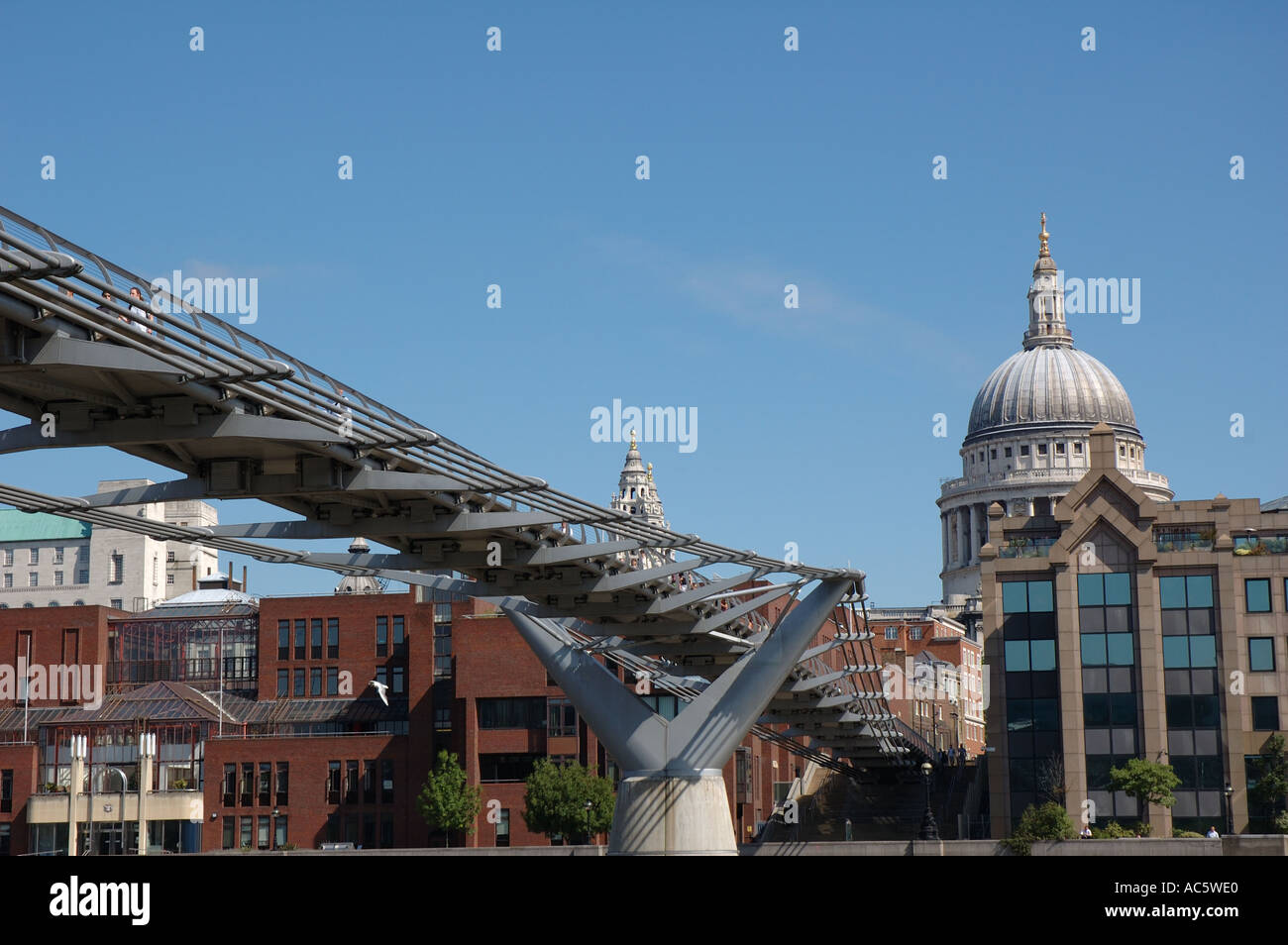 Norman Foster Millennium Bridge across the Thames in London, UK Stock ...