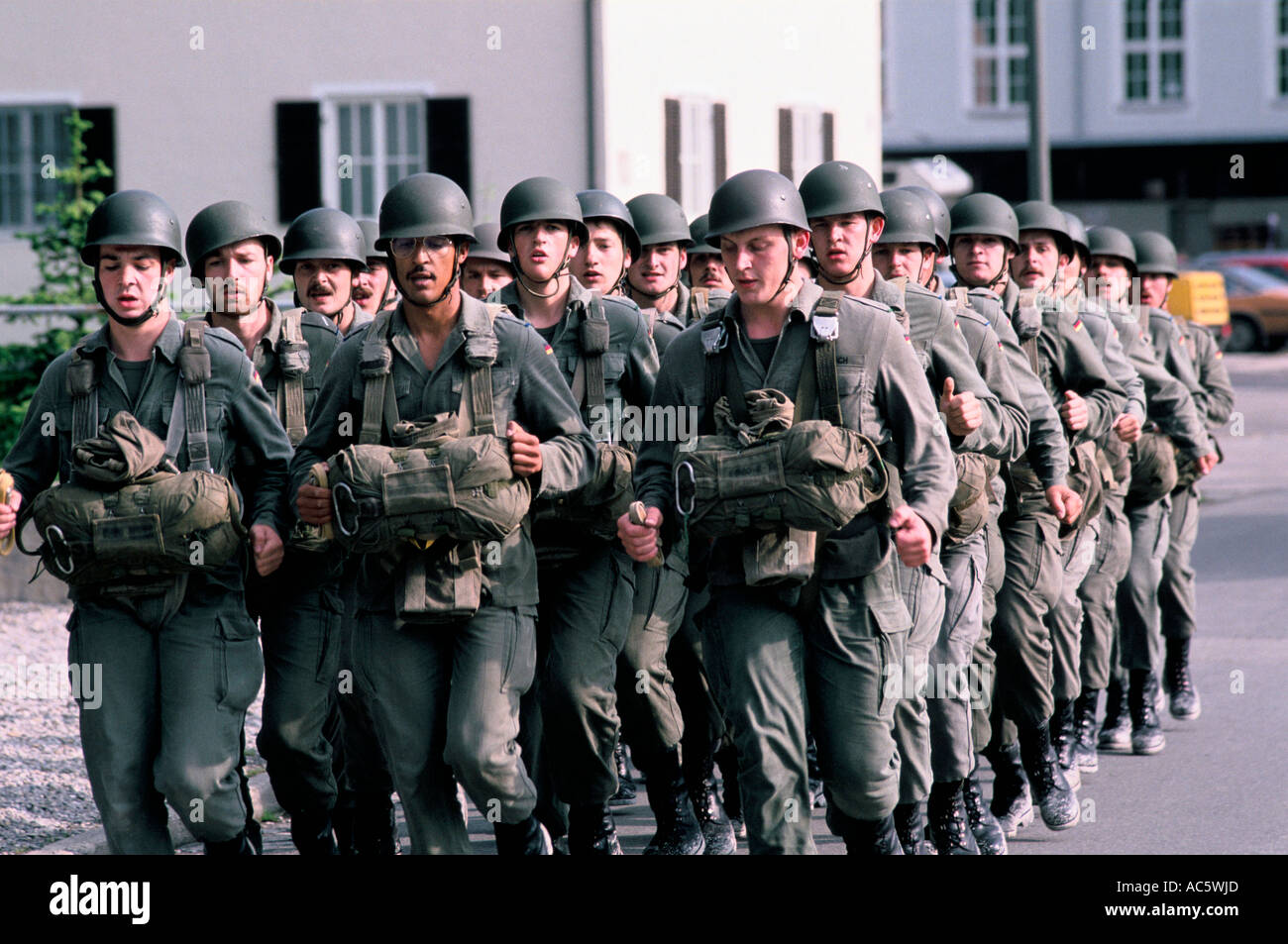 Basic training at the army training regiment hi-res stock photography ...