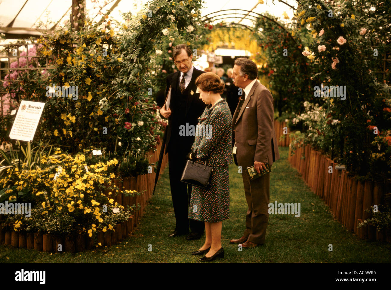 Queen elizabeth ii chelsea flower hi-res stock photography and images ...