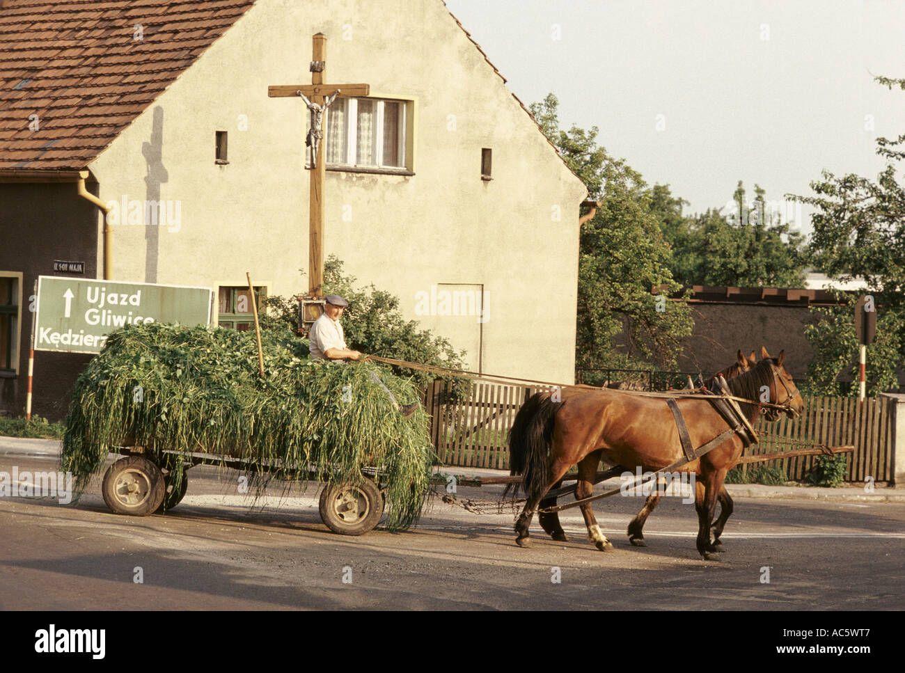 Horse drawn farm wagon hi-res stock photography and images - Alamy