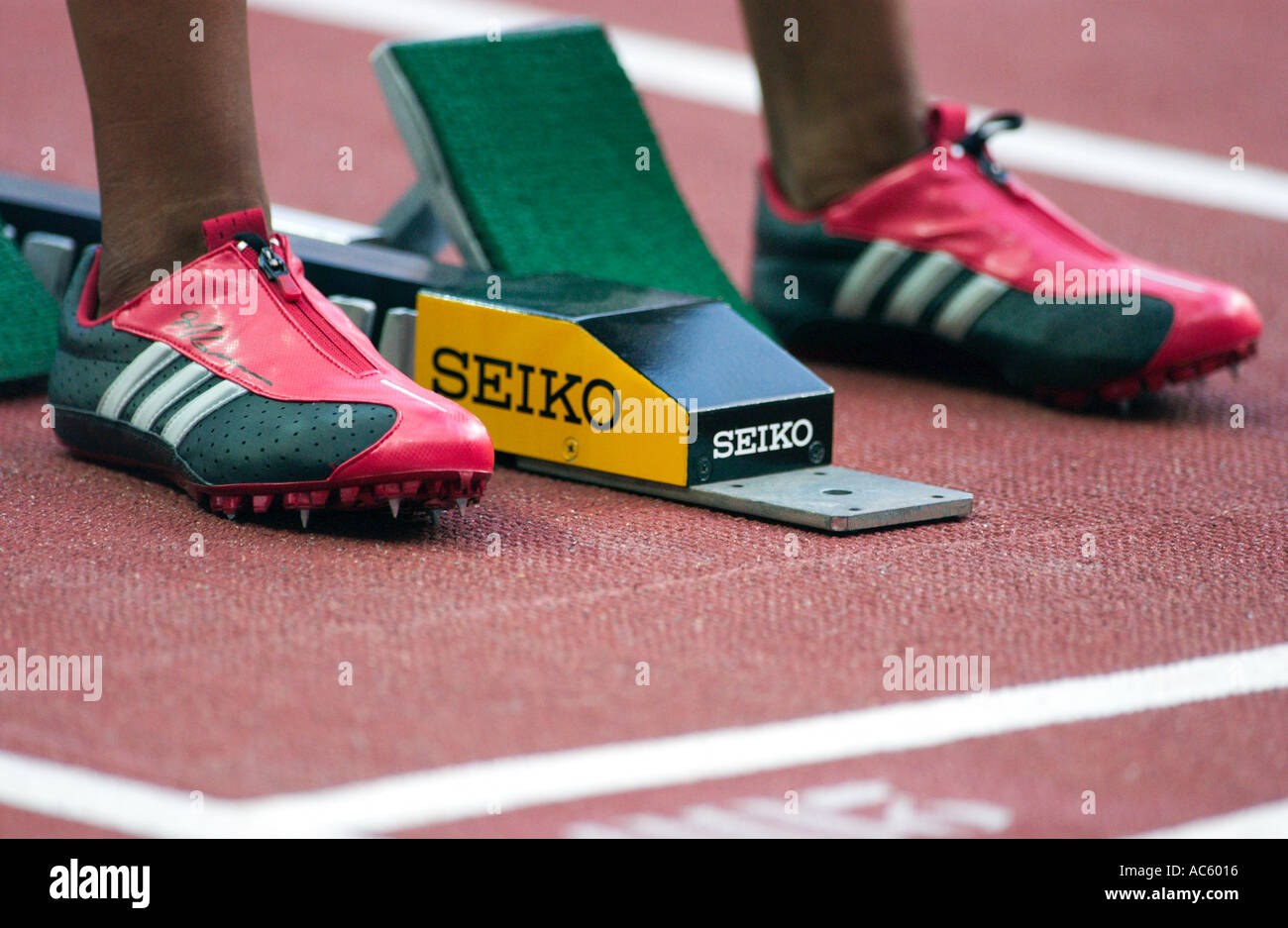 Starting block feet close up hi-res stock photography and images - Alamy