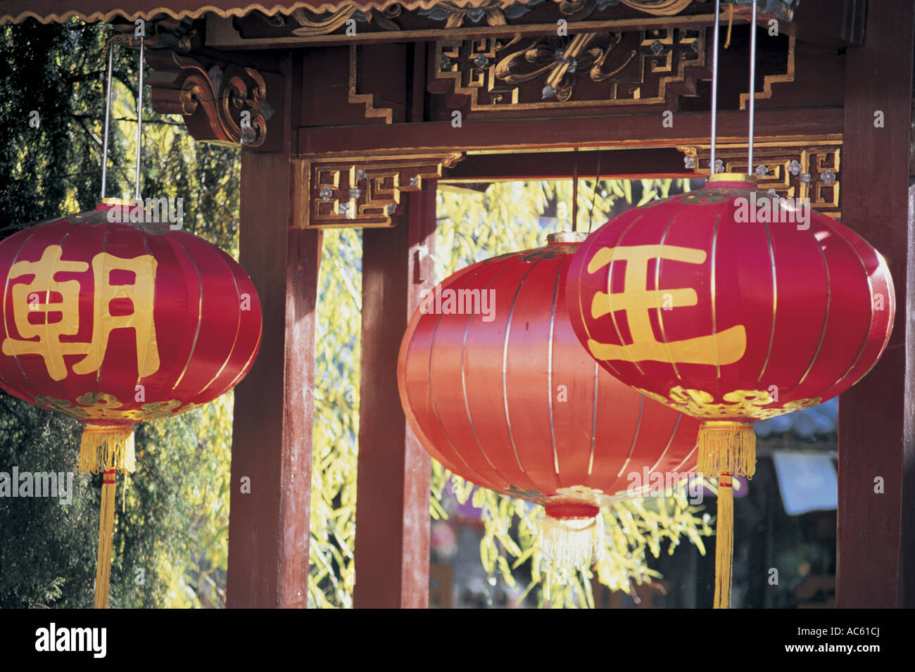 Temple lanterns China Stock Photo - Alamy