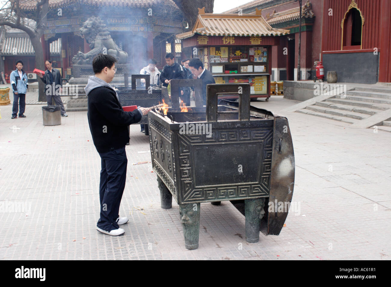 Burning incense and worshipping buddha hi-res stock photography and ...
