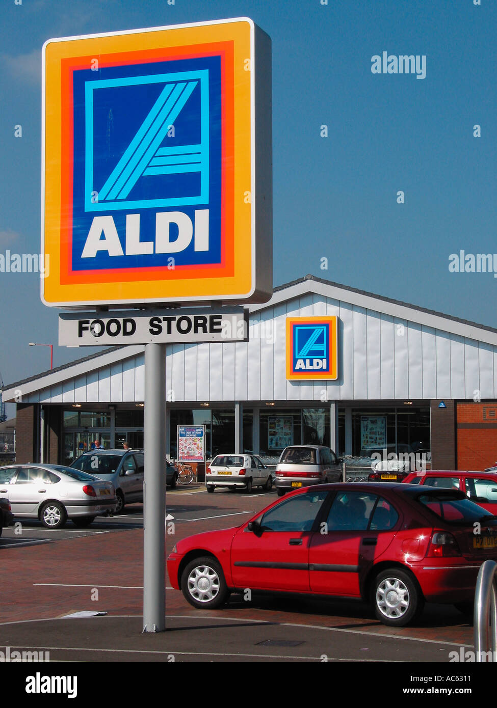 Uk aldi trolley hi-res stock photography and images - Alamy