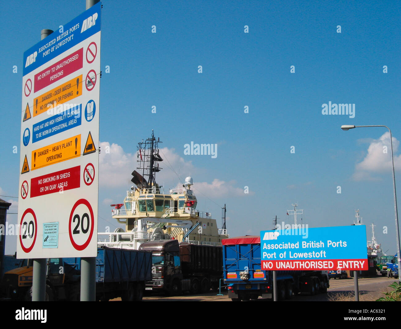 Uk ports of entry hi-res stock photography and images - Alamy