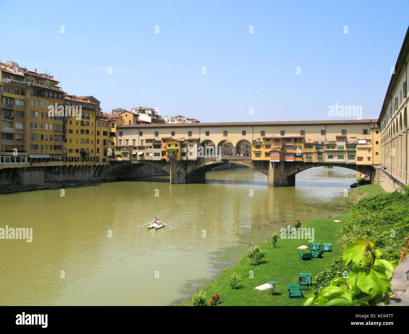 PONTE VECCHIO OLD BRIDGE OVER ARNO RIVER FLORENCE ITALY Stock Photo - Alamy