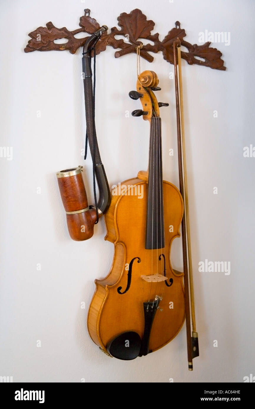 Violin and pipe hi-res stock photography and images - Alamy