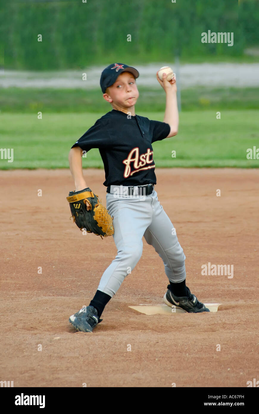 Throwing a ball kids hi-res stock photography and images - Alamy