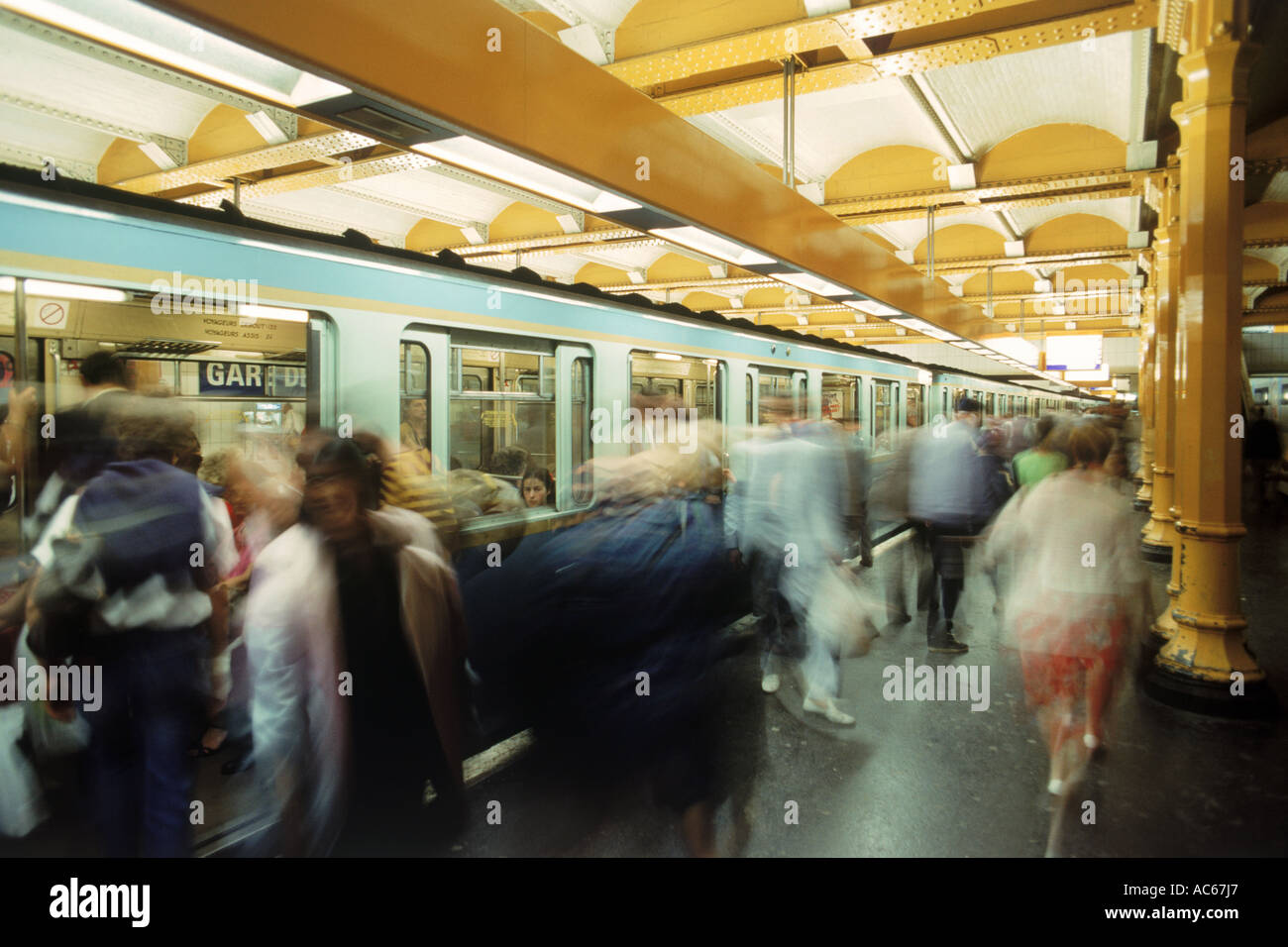 Travel crowd in paris hi-res stock photography and images - Alamy