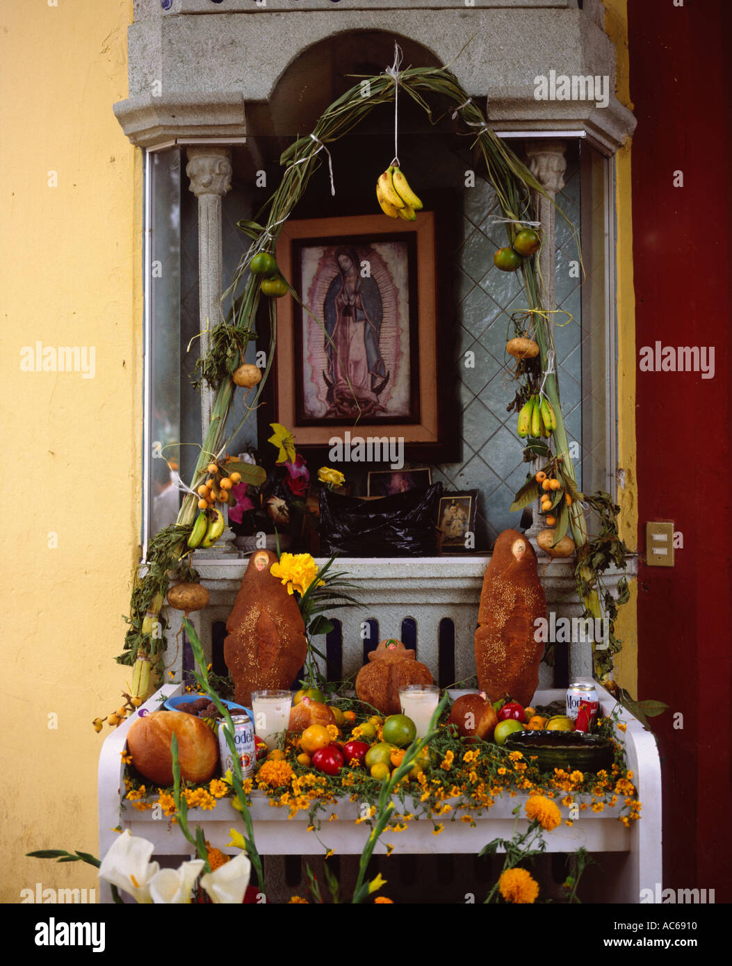 Day of the dead altar in home hi-res stock photography and images - Alamy