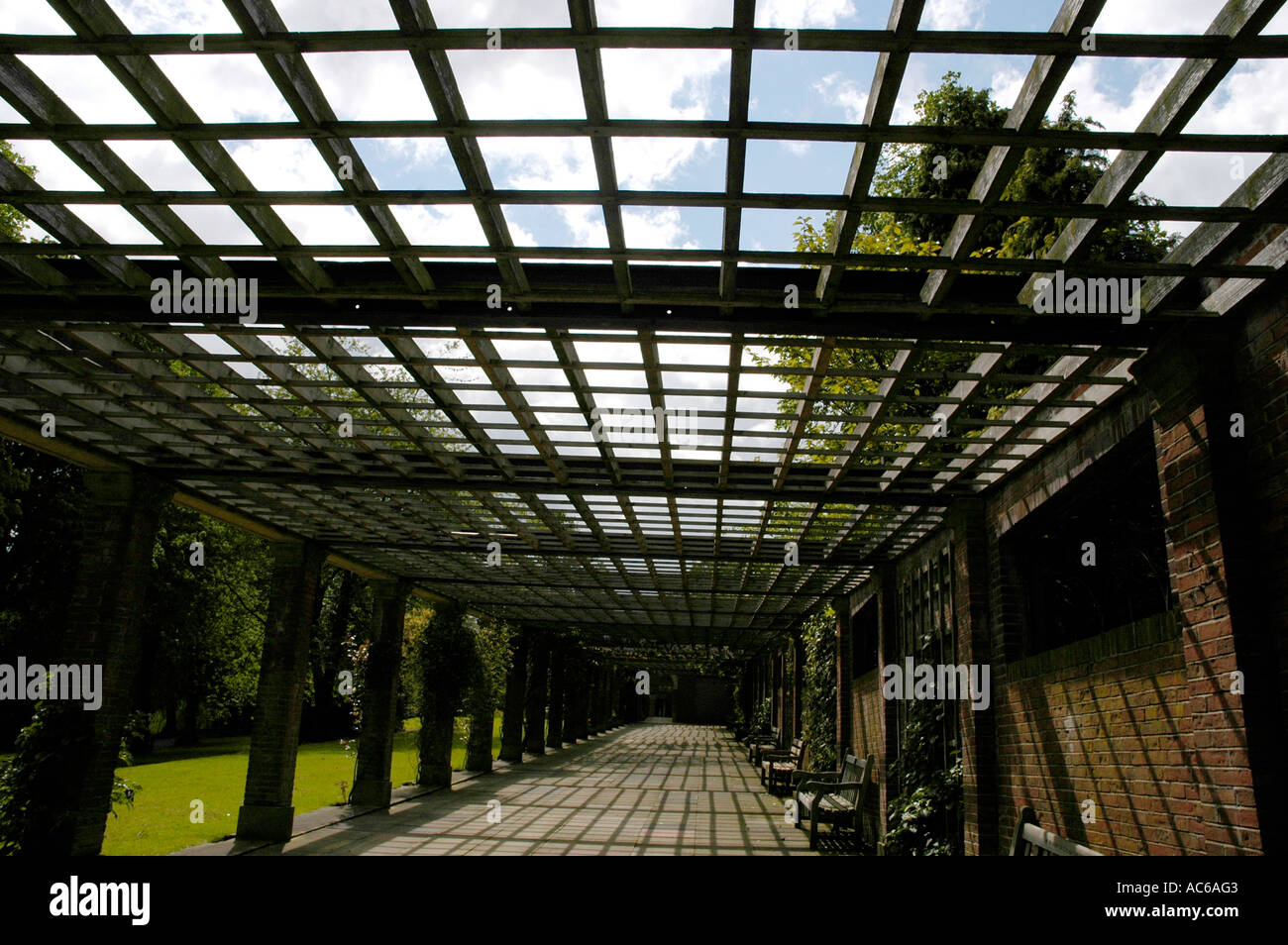 Trellis patterns hi-res stock photography and images - Alamy