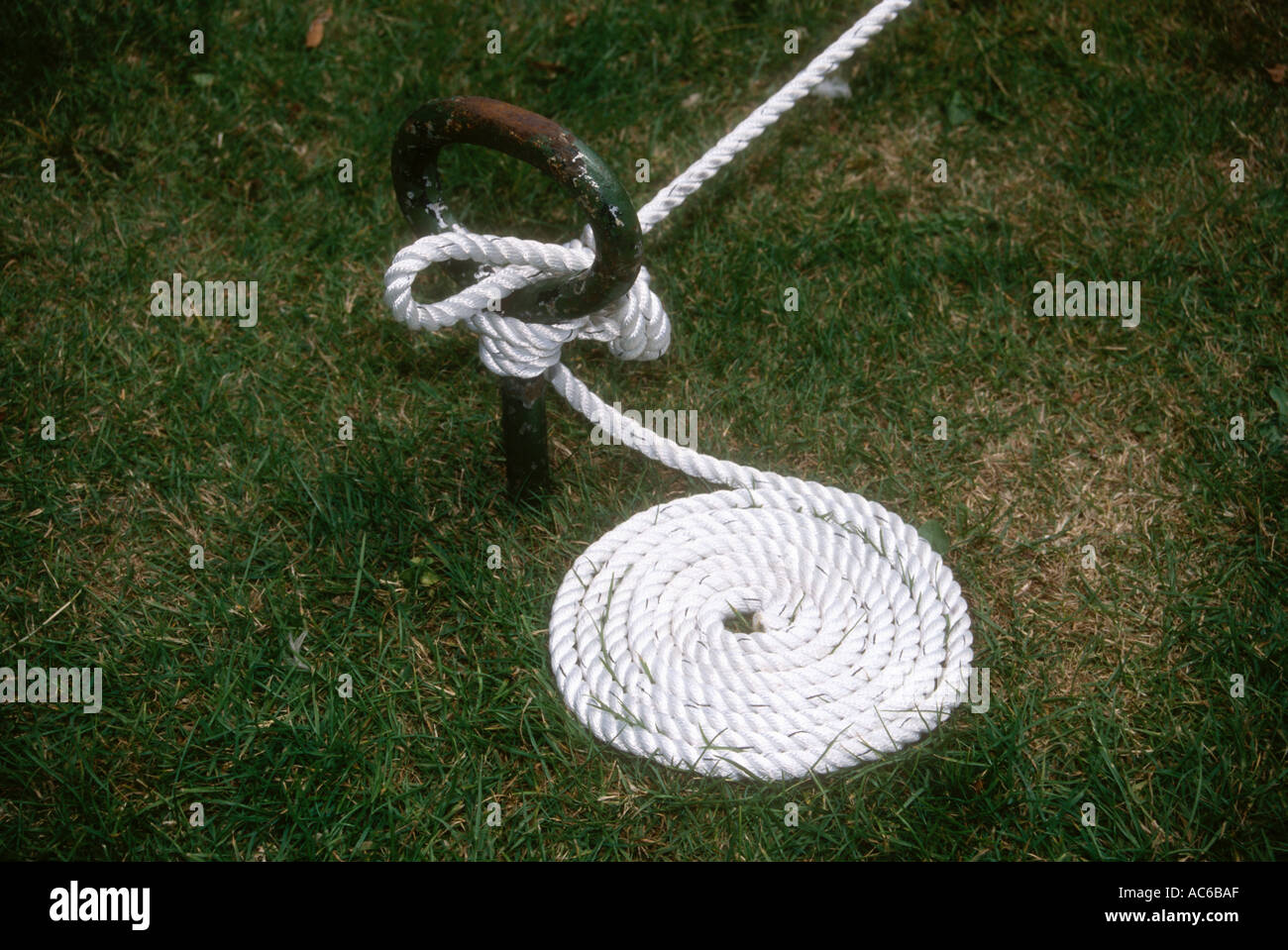 A boat mooring line and pin by the River Thames at Henley in ...