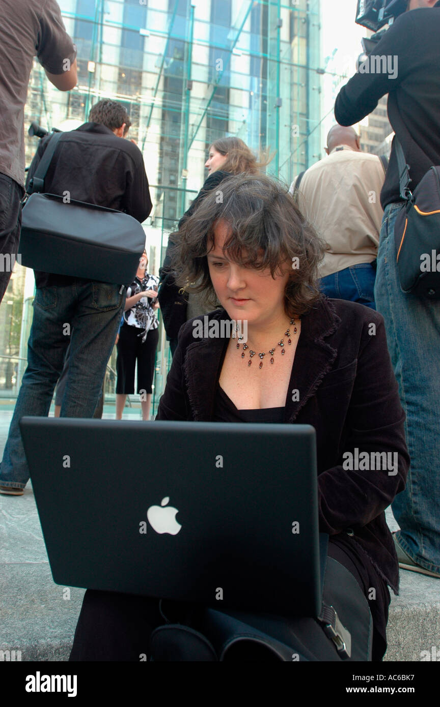 Apple computer store macbook imac hi-res stock photography and images ...