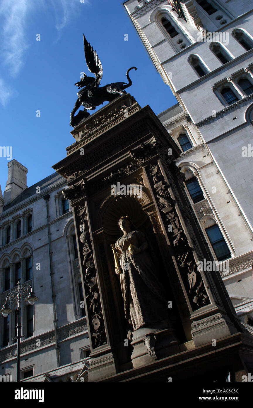 LONDON CITY OF LONDON STATUE QUEEN VICTORIA GRIFFIN STRAND FLEET STREET ...
