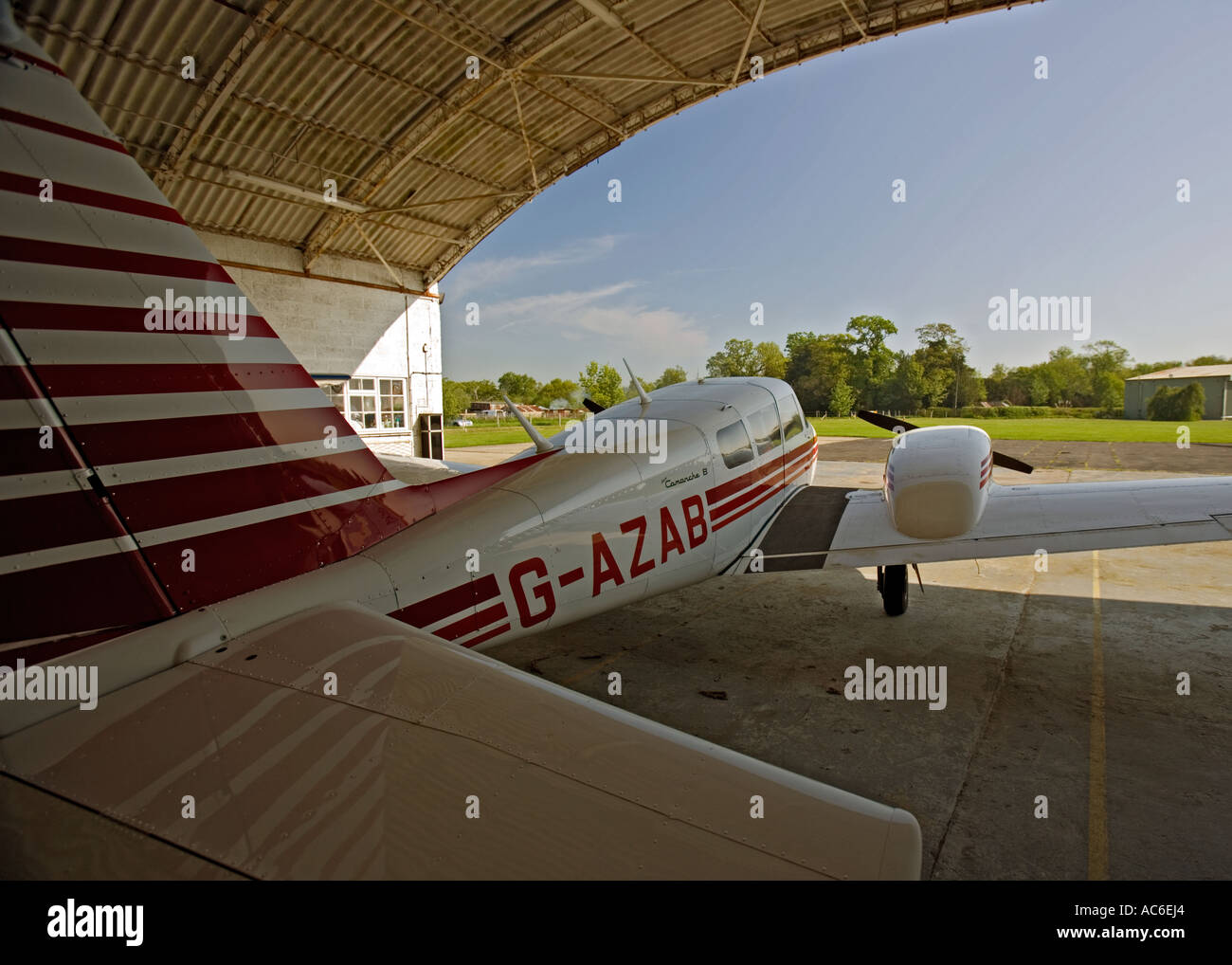 Twin engined light aircraft hi-res stock photography and images - Alamy