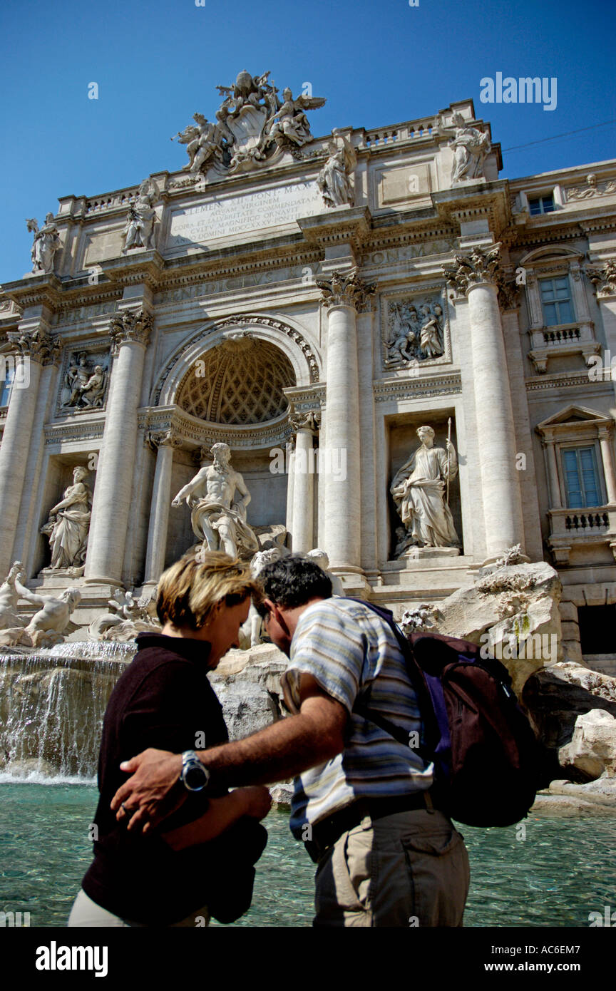 Couple fontana di trevi rome hi-res stock photography and images - Alamy