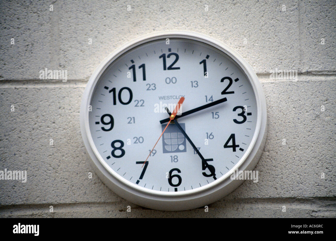 School clock hi-res stock photography and images - Alamy