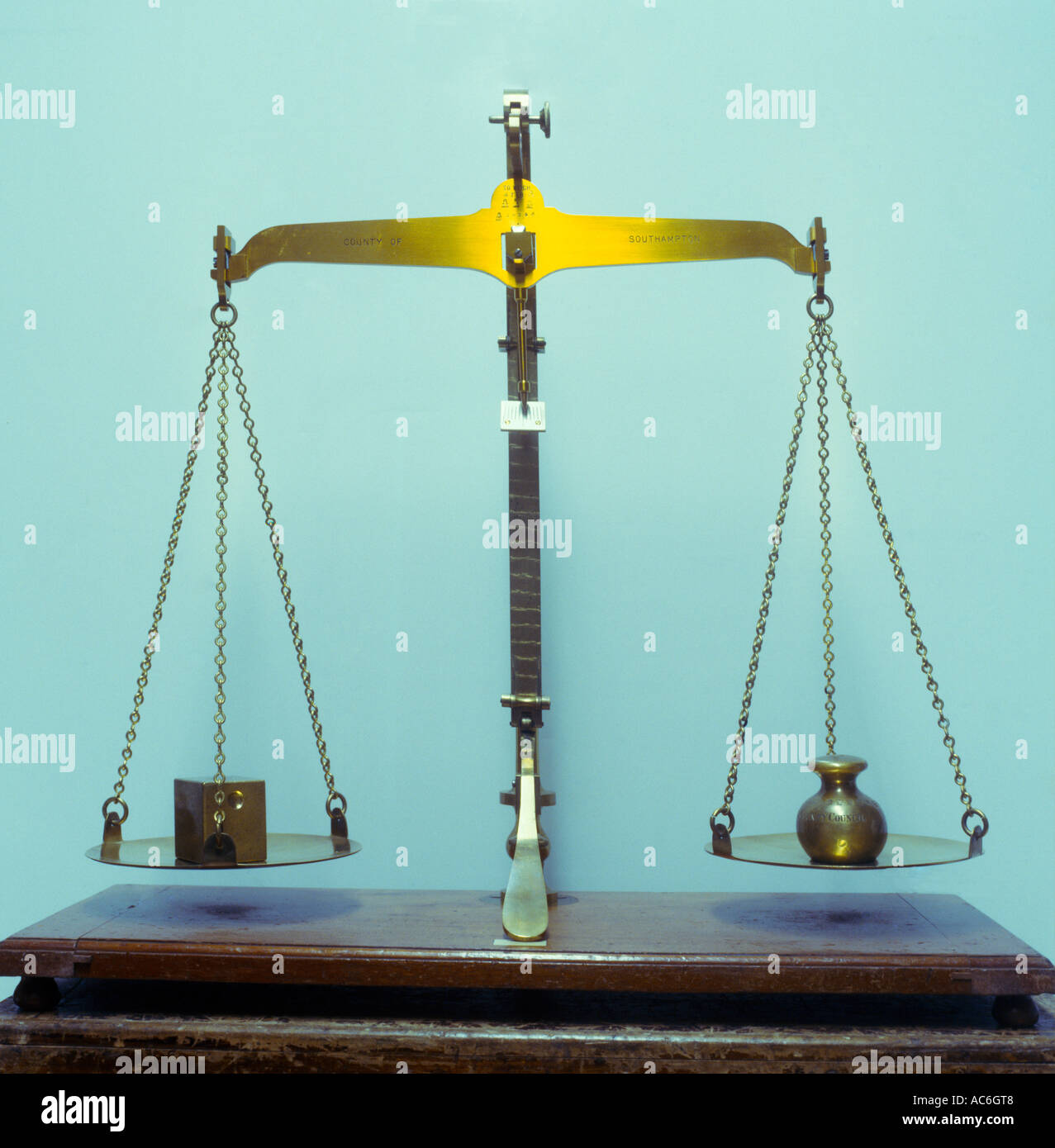 Brass scales hi-res stock photography and images - Alamy