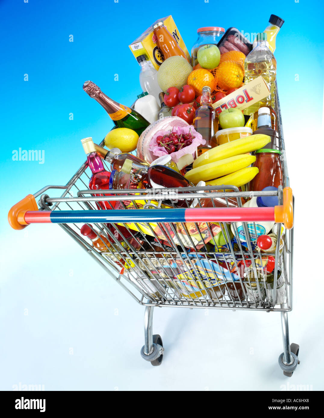 Grocery trolley hi-res stock photography and images - Alamy