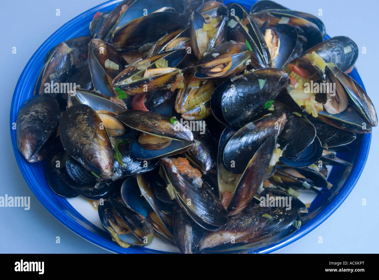 A platter of steamed mussels Stock Photo - Alamy