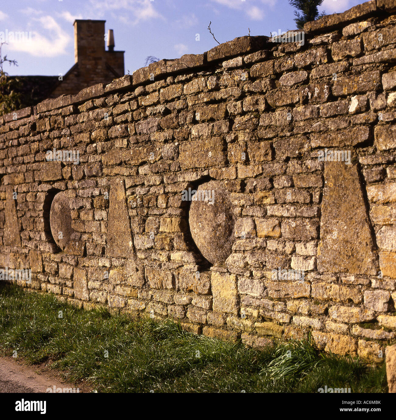 Cotswold stone walling and buildings hi-res stock photography and ...