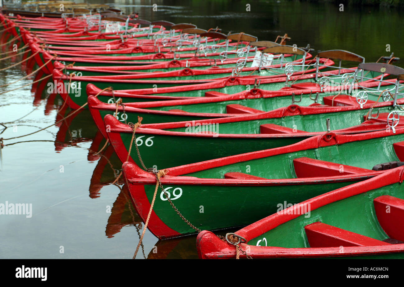 Red and green rowing boats tied with ropes Stock Photo - Alamy