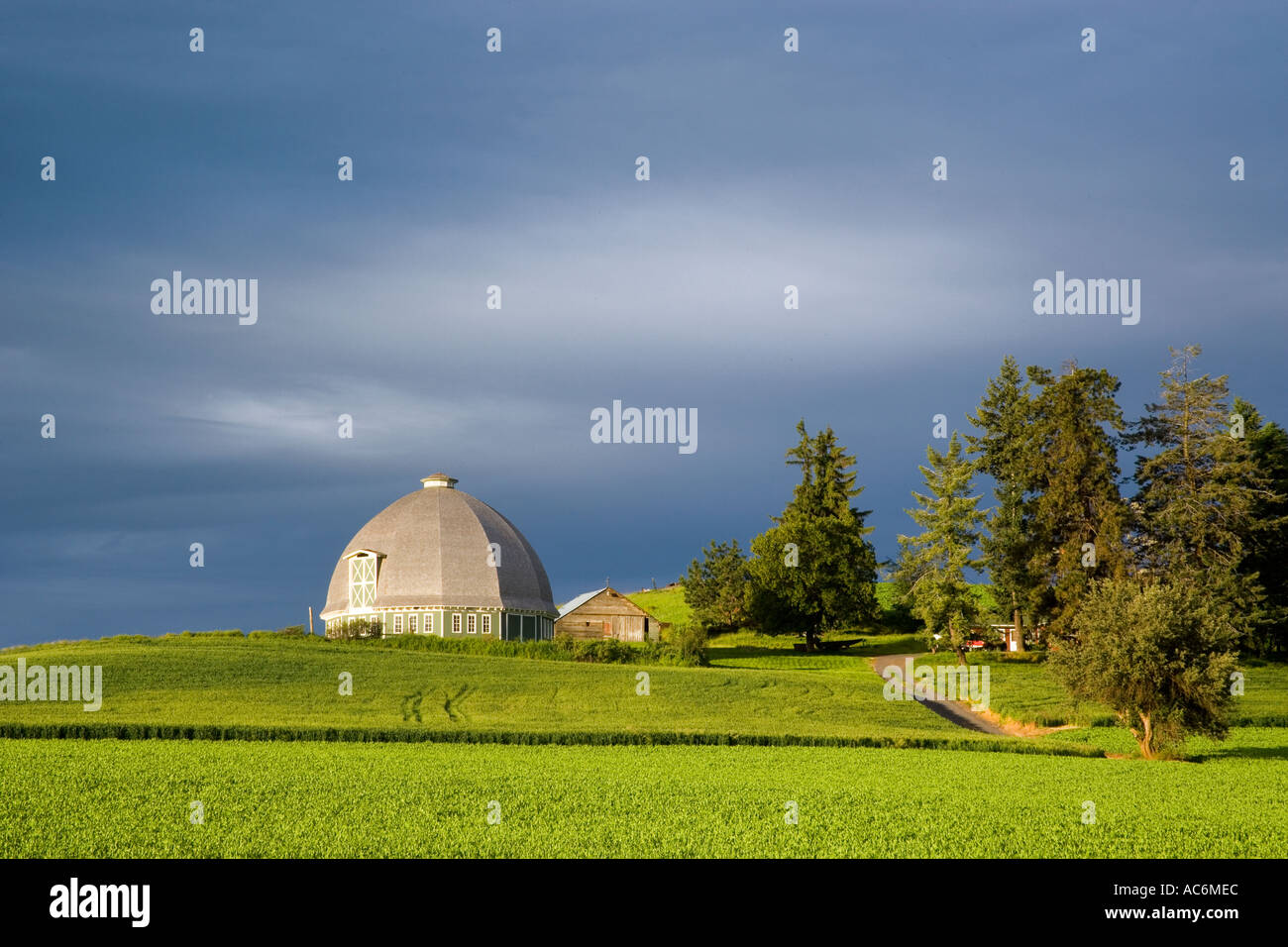 Round barn washington hi-res stock photography and images - Alamy