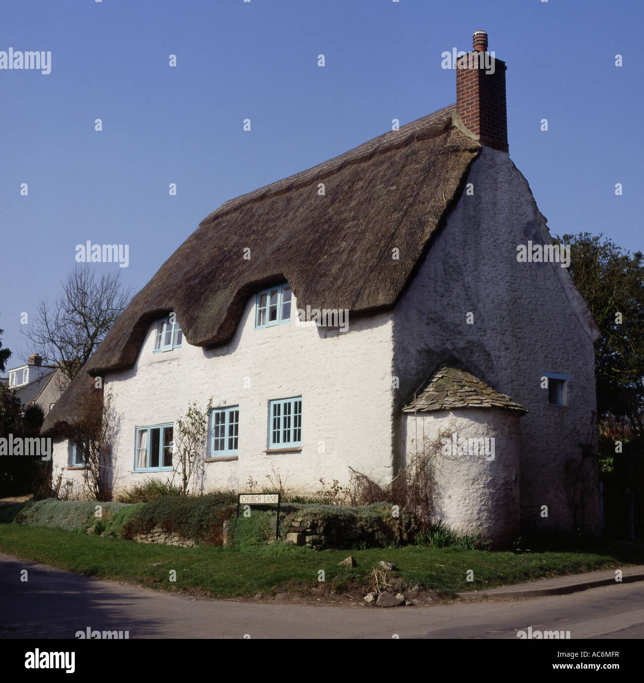 Thatched and whitewashed cottage at Fernham in Oxfordshire England ...