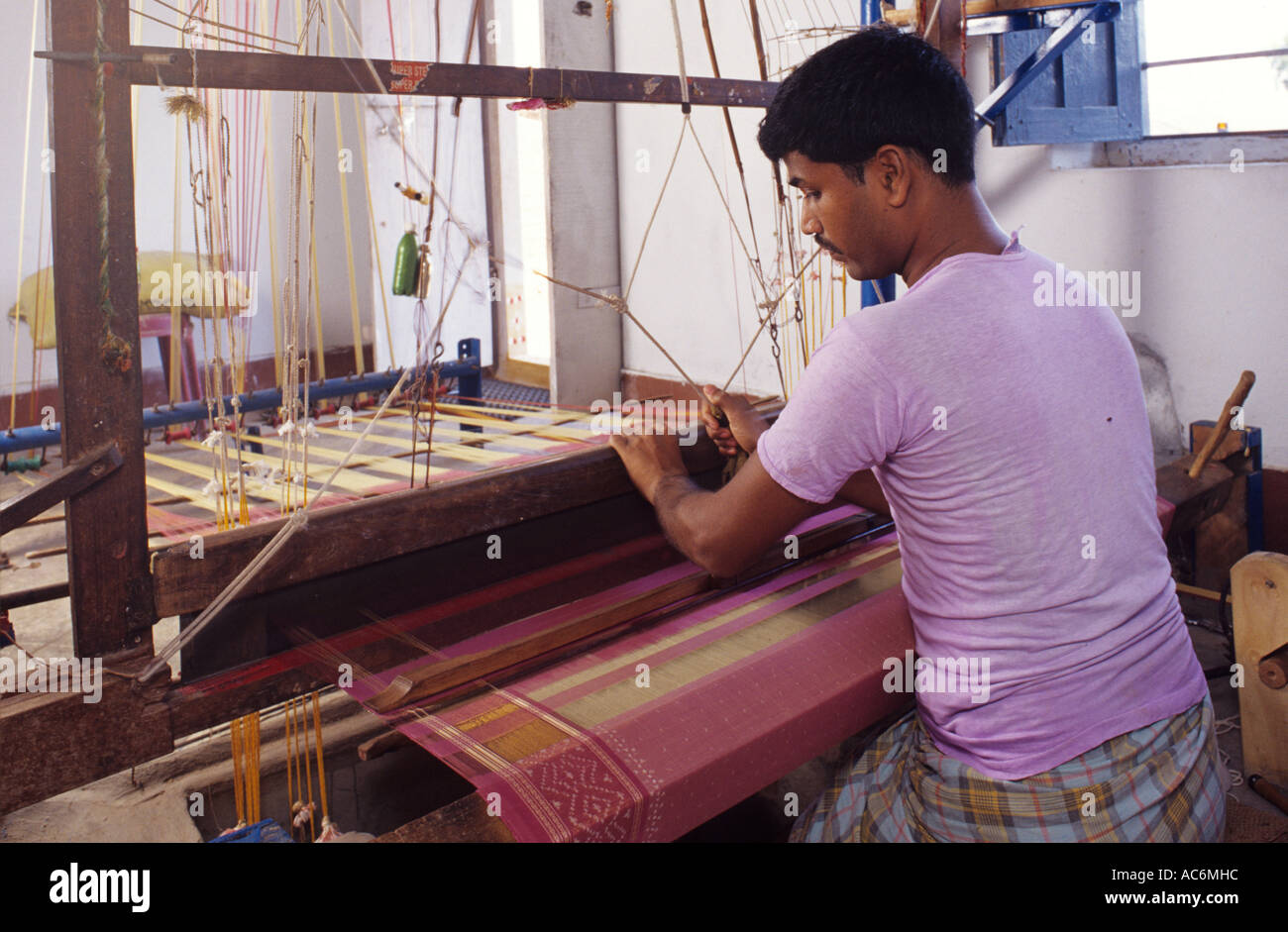 Mesh weaver hi-res stock photography and images - Alamy