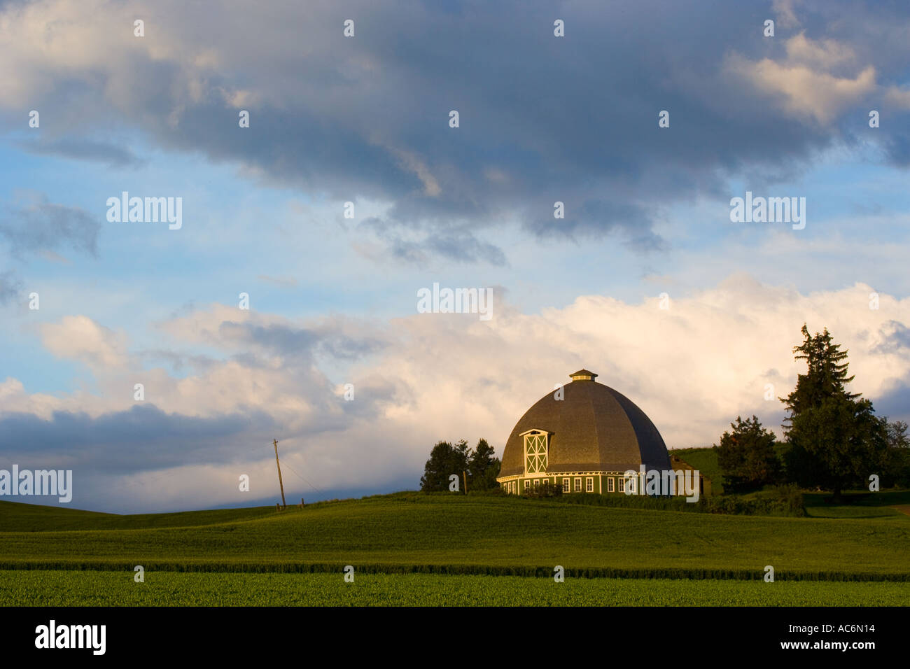 Round barn washington hi-res stock photography and images - Alamy